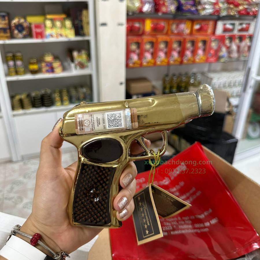 Rượu Cognac Armenian hình Súng lục mạ vàng 24k 150ml Nga